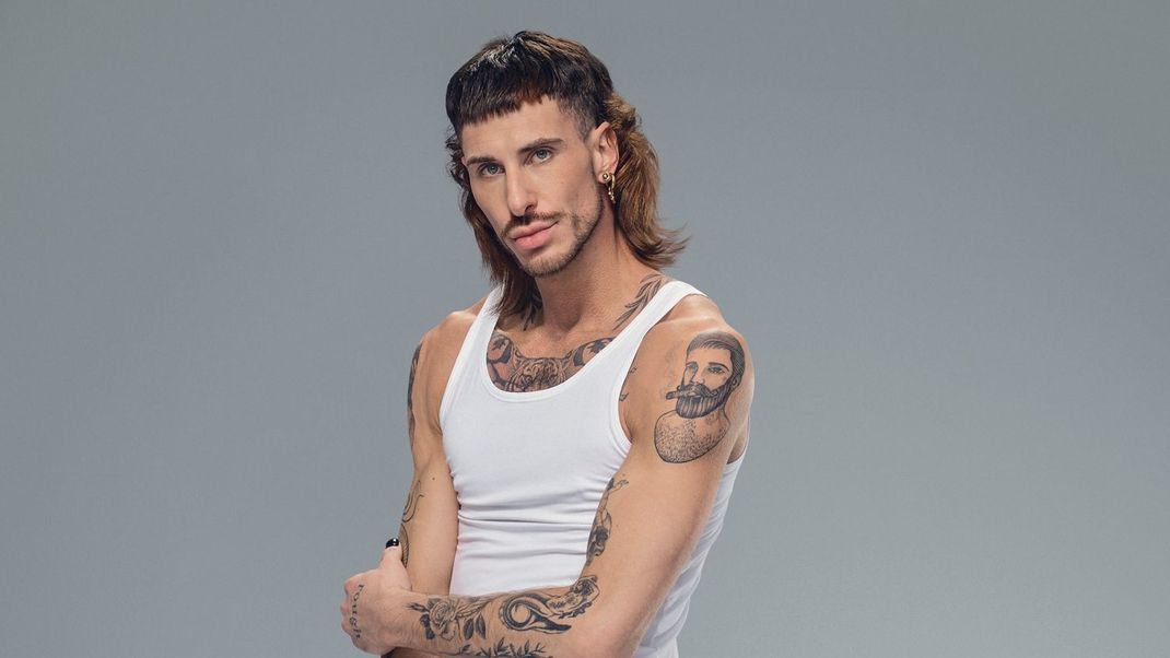 GNTM-2024-Kandidat Pitzi besticht durch seine Frisuren und Tattoos GNTM-2024-Kandidat Pitzi besticht durch seine Frisuren und Tattoos