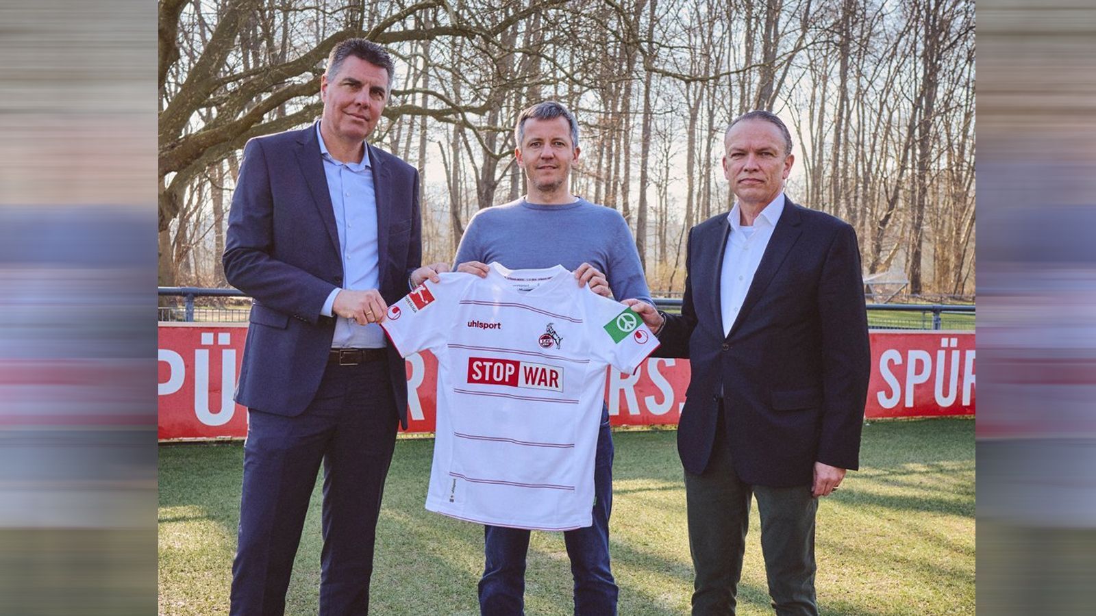 1. FC Köln mit Sondertrikot "Stop War"