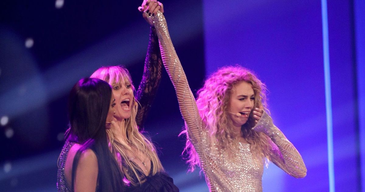 Schock im GNTM-Finale: Simone Kowalski betritt mit Krücken den Laufsteg