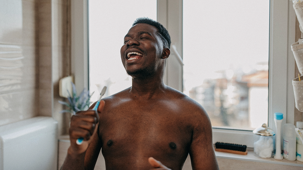 6 clevere und nachhaltige Beauty-Tipps im Badezimmer: Hacks fürs Wasser und Strom sparen im Alltag