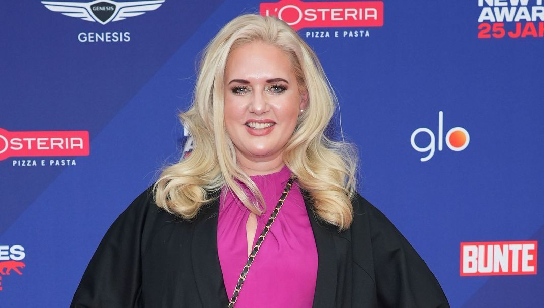 Schluss mit Selbstkritik! Wie EX-GNTM Kandidatin Sarah Knappik dank ... Schluss mit Selbstkritik! Wie EX-GNTM Kandidatin Sarah Knappik dank ...
